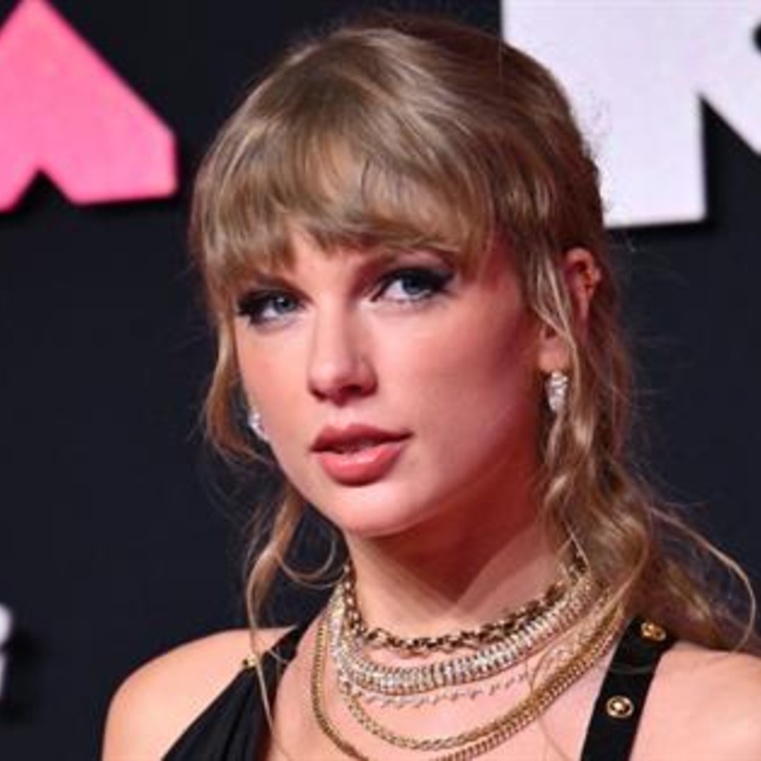 Taylor Swift Returns to Tour Stage After Death of Fan Taylor Swift Returns to Tour Stage After Death of Fan